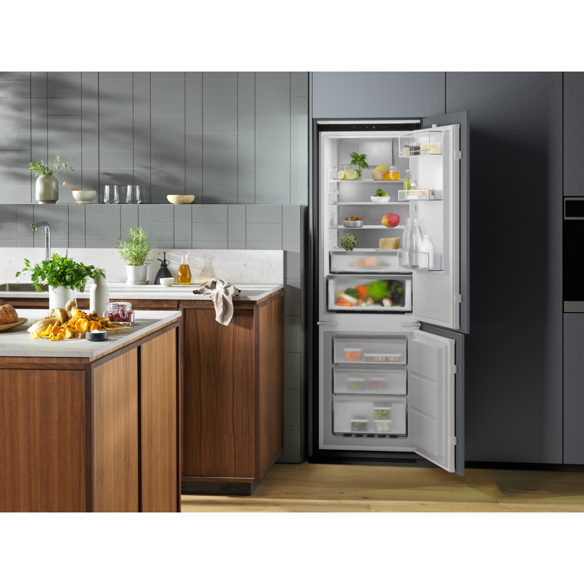 244L 800 Series built-in bottom freezer refrigerator - ENC8MD18R0 ...